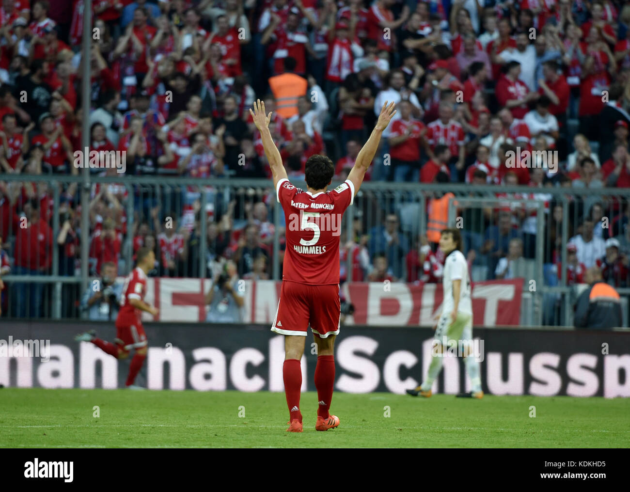 Munich, Germany. 14th Oct, 2017. Bayern's Mats Hummels celebrates their ...