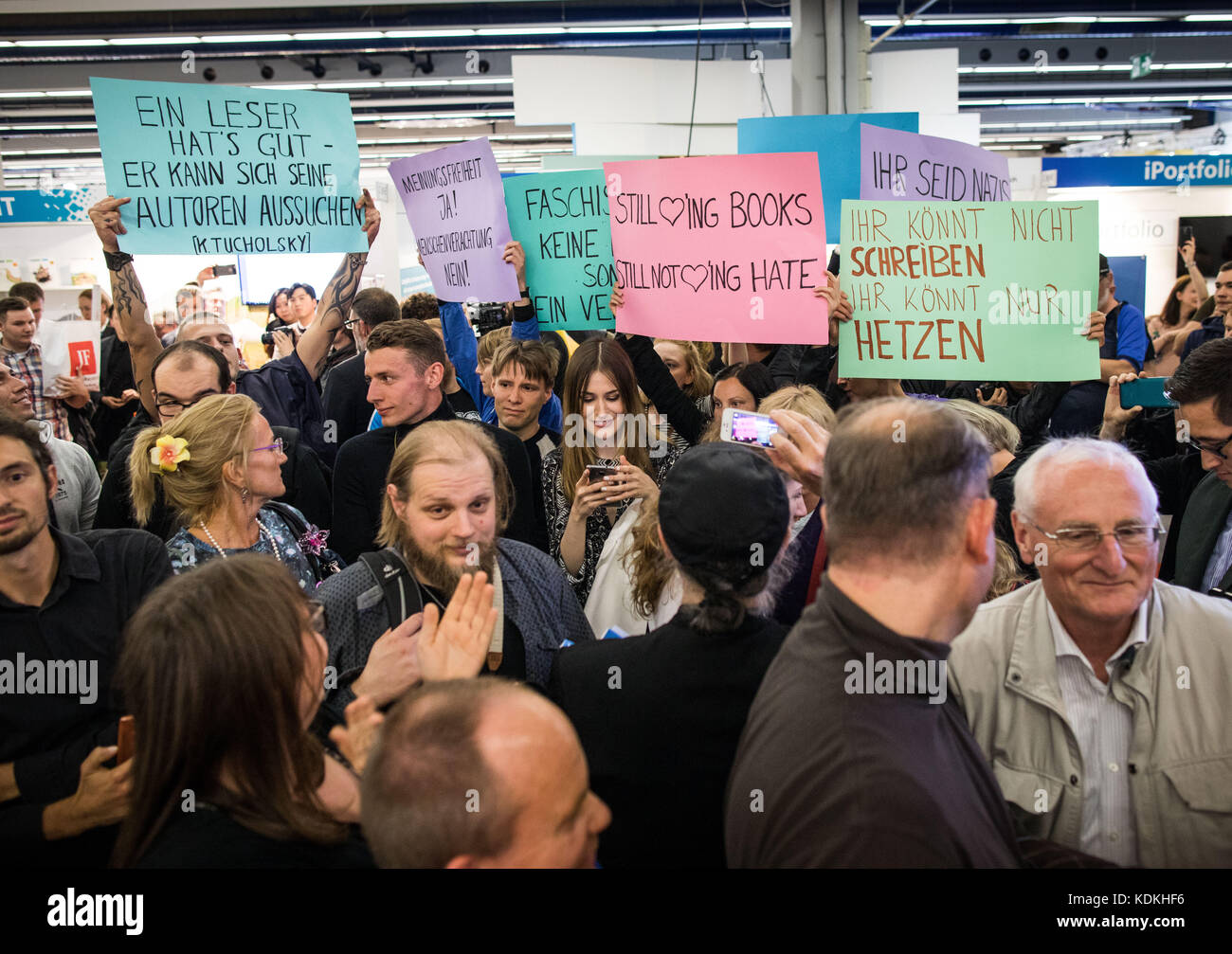 Protesters holding protest signs hi-res stock photography and images ...