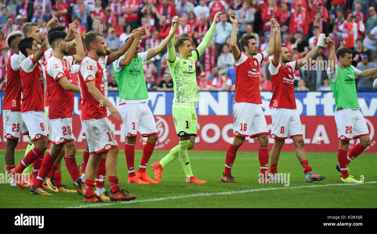 Mainz, Germany. 14th Oct, 2017. Mainz's players celebrating their 3-2 ...