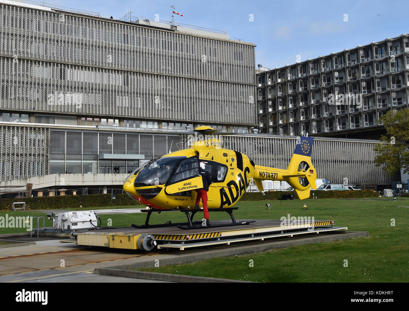 Berlin, Germany. 13th Oct, 2017. The helicopter "Christoph 31" landing ...