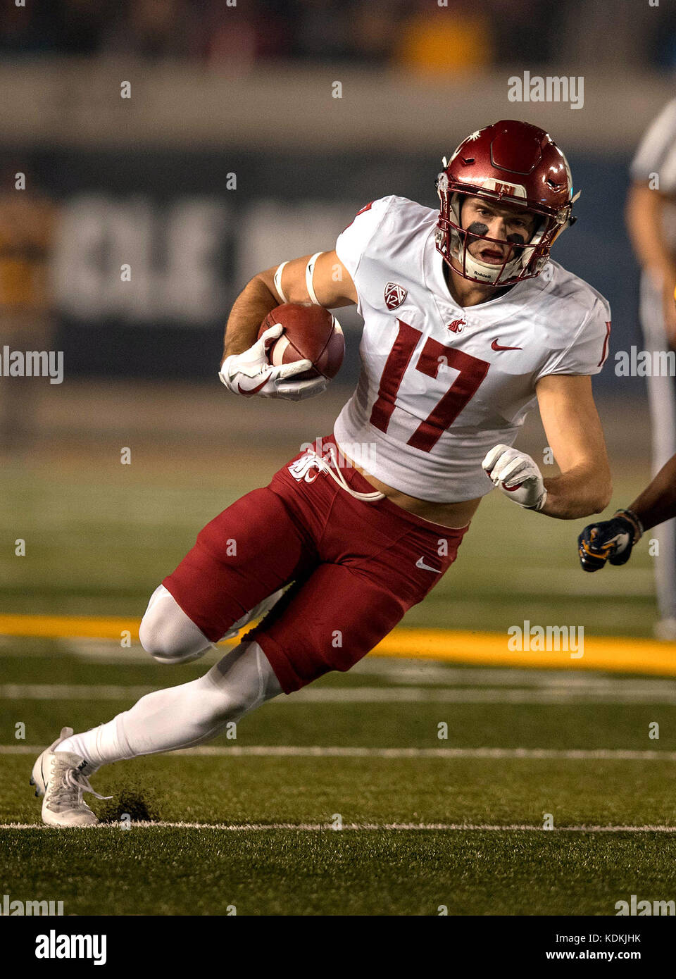 Berkeley, CA. 13th Oct, 2017. Washington State receiver (17) Kyle Sweet ...
