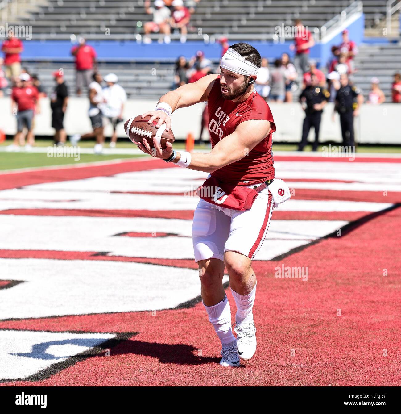 October 14, 2017: Oklahoma Sooners quarterback Baker Mayfield (6) warms up by catching a few ...