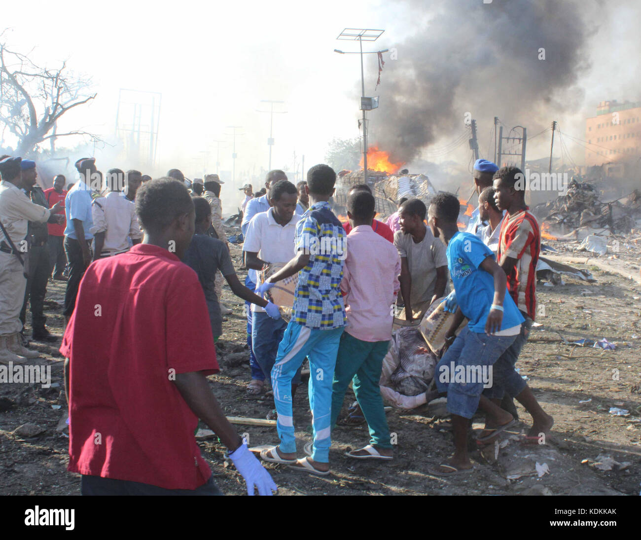 Mogadishu, Somalia. 14th Oct, 2017. Rescuers work at the explosion site ...