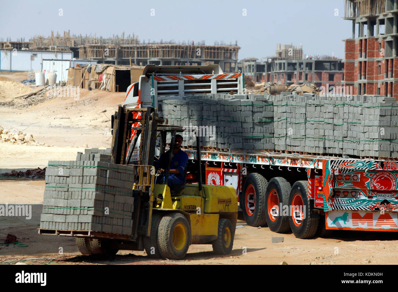 Cairo, Egypt. 14th Oct, 2017. A builder works at the construction site ...