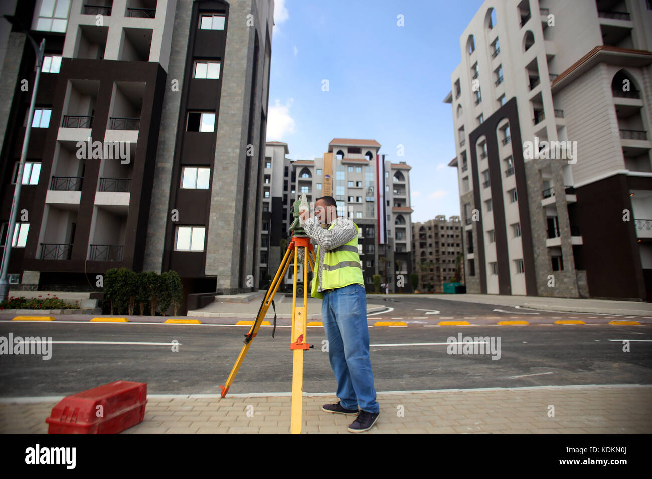 Cairo, Egypt. 14th Oct, 2017. A builder works at the construction site ...