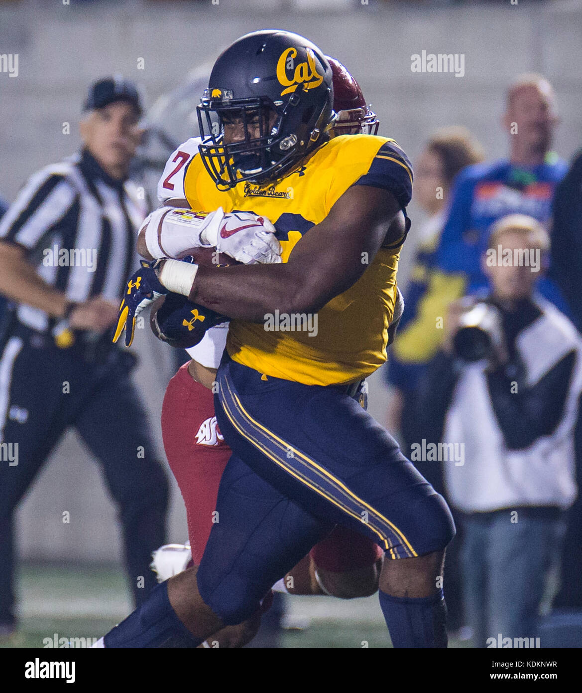 California Memorial Stadium. 13th Oct, 2017. U.S.A. California running ...
