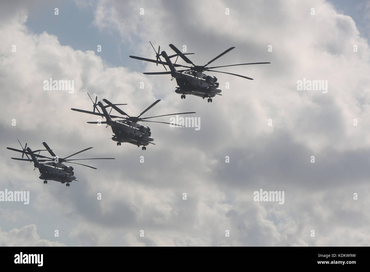Helicopters fly hi-res stock photography and images - Alamy