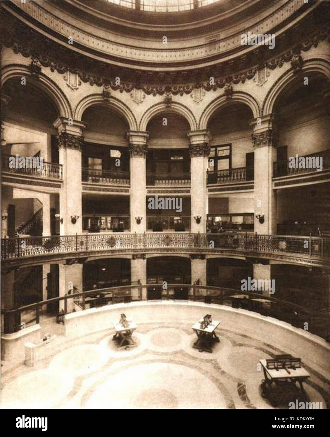 Main banking room Cleveland Trust Co Bldg 1909 Stock Photo - Alamy