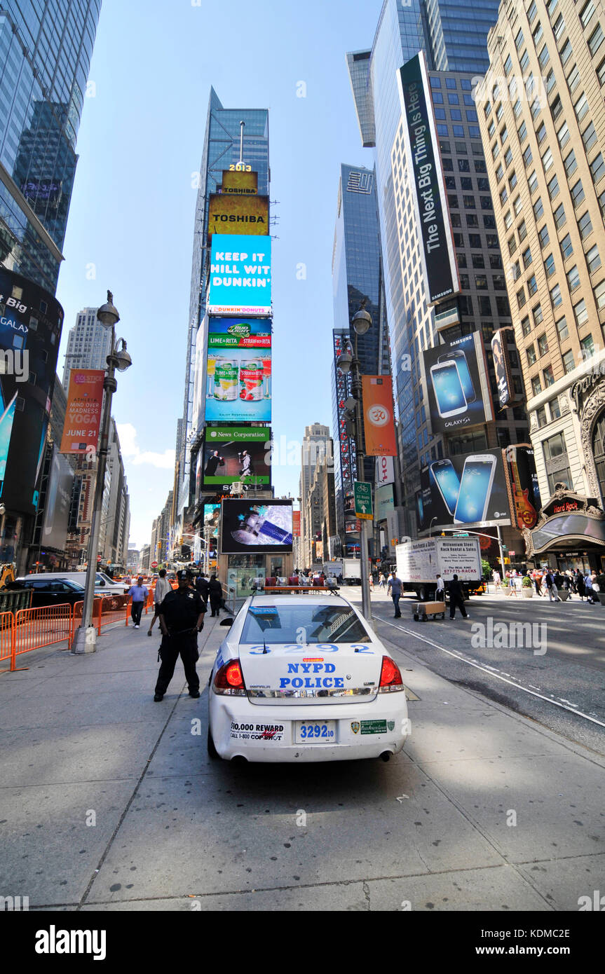 Times square nypd hi-res stock photography and images - Alamy