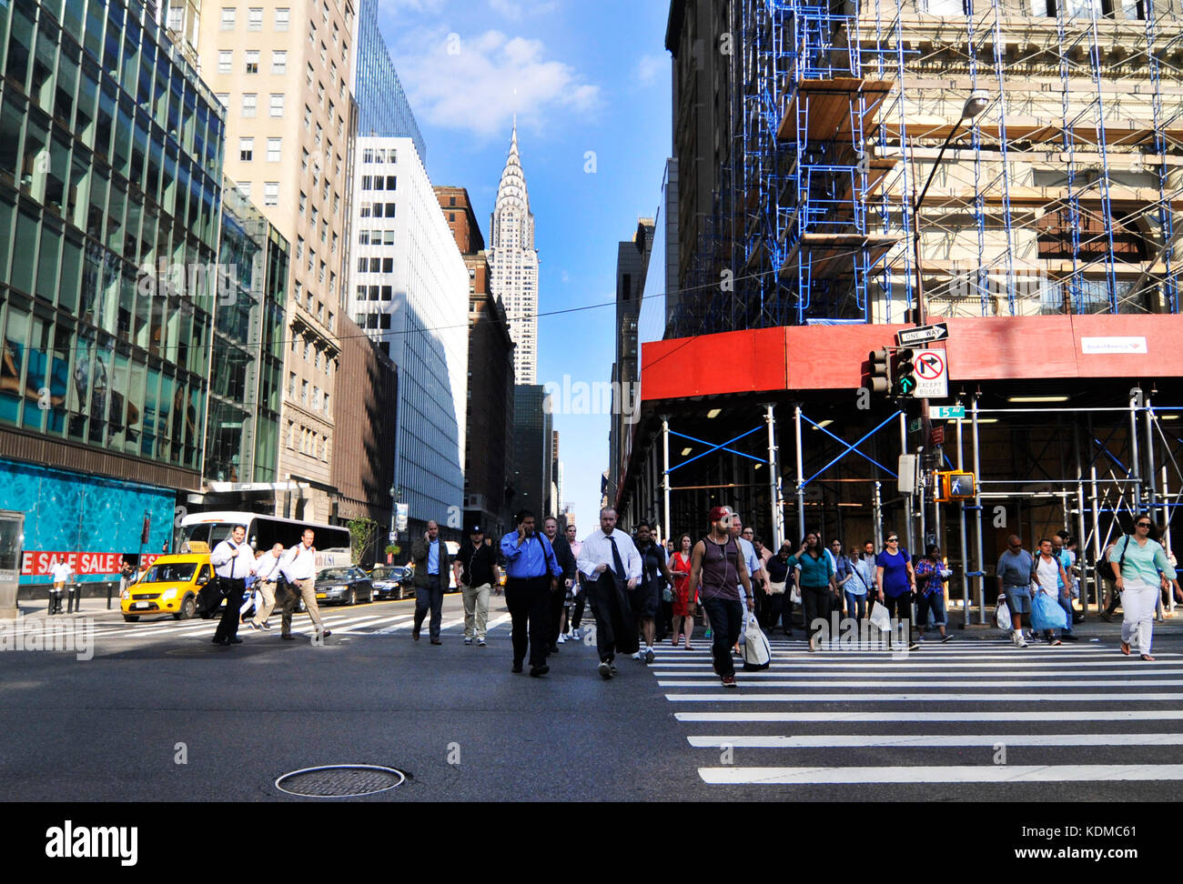 Pedestrians crossing the 5th Ave in Manhattan Stock Photo - Alamy