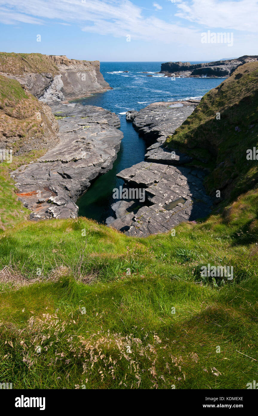 Jagged cliffs hi-res stock photography and images - Alamy