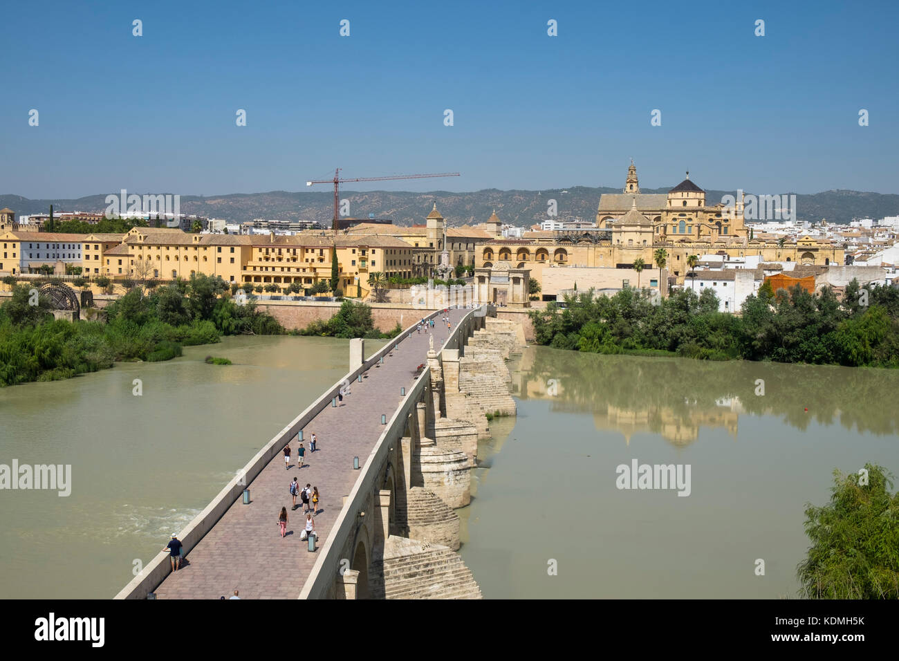 Puente Romano (bridge) spanning the Rio Guadalquivir (river), Mezquita ...
