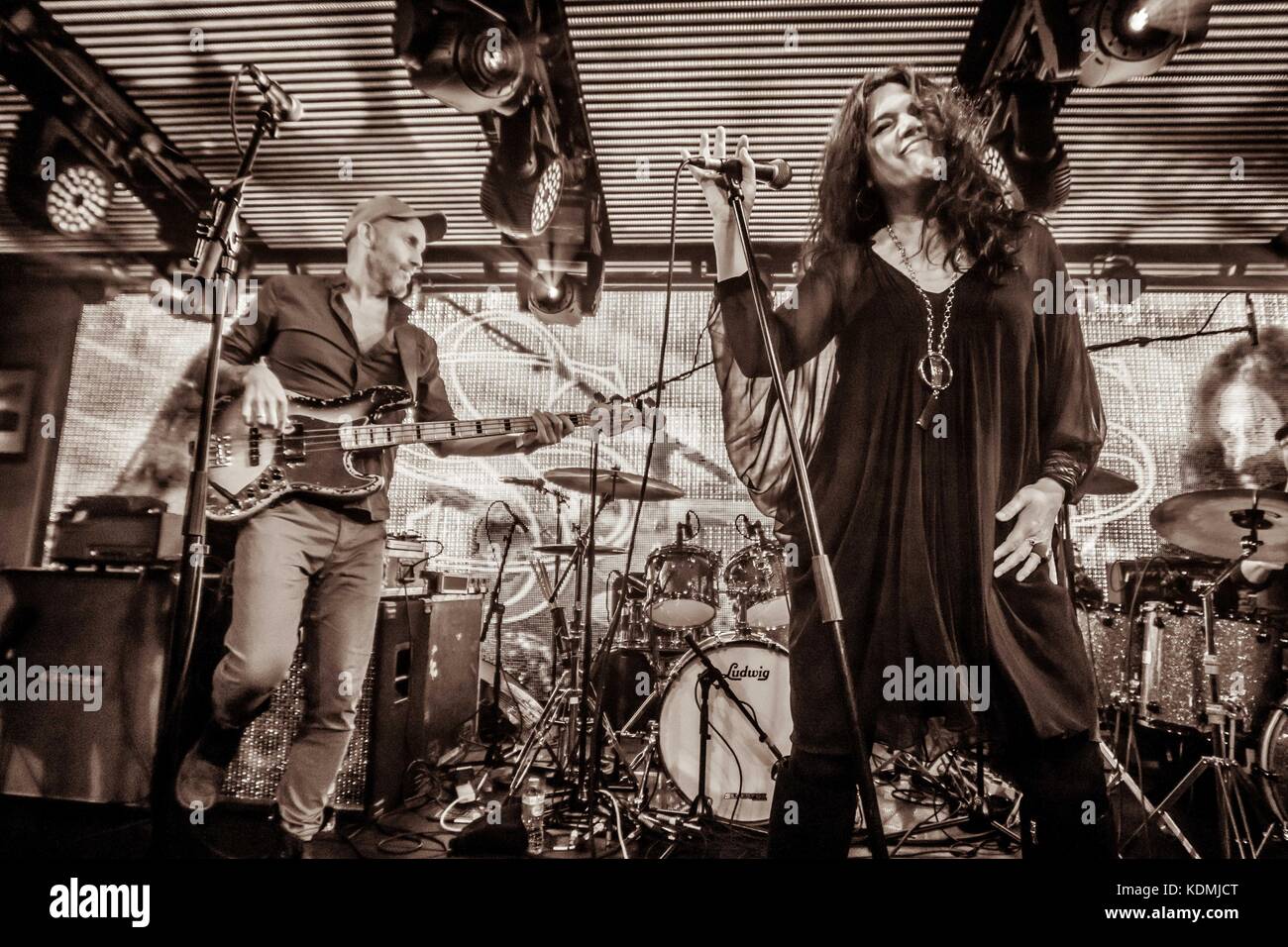 Sari schorr vocals hi-res stock photography and images - Alamy