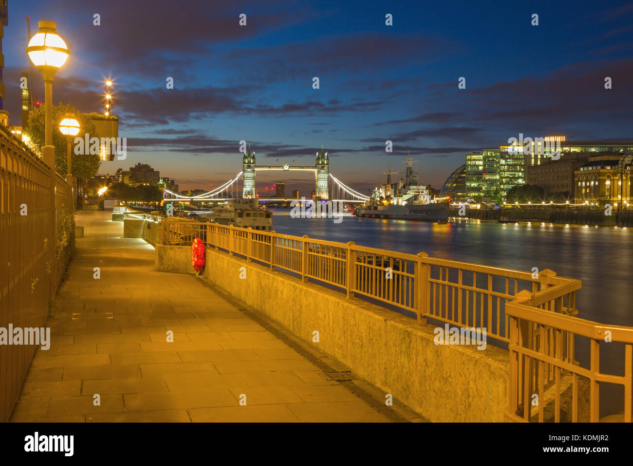 Riverside promenade thames hi-res stock photography and images - Alamy