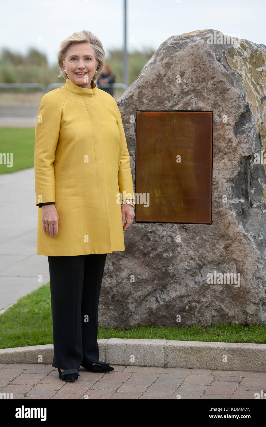 Hillary Clinton unveils a plaque to mark the renaming of the law school ...
