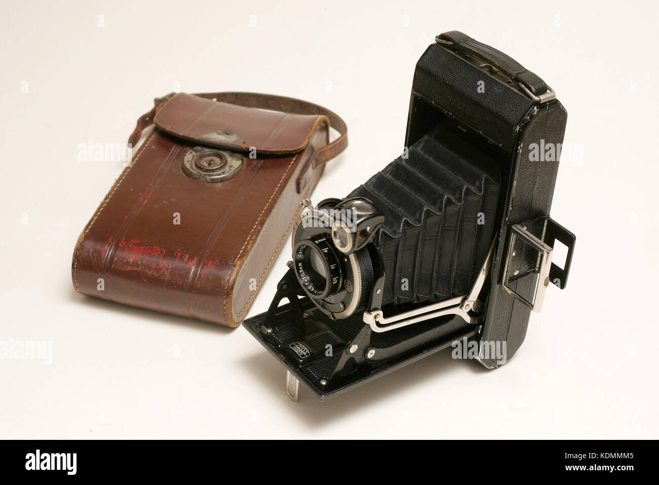 Zeiss Ikonta folding camera, 6cm x 9cm format, with tan leather case ...