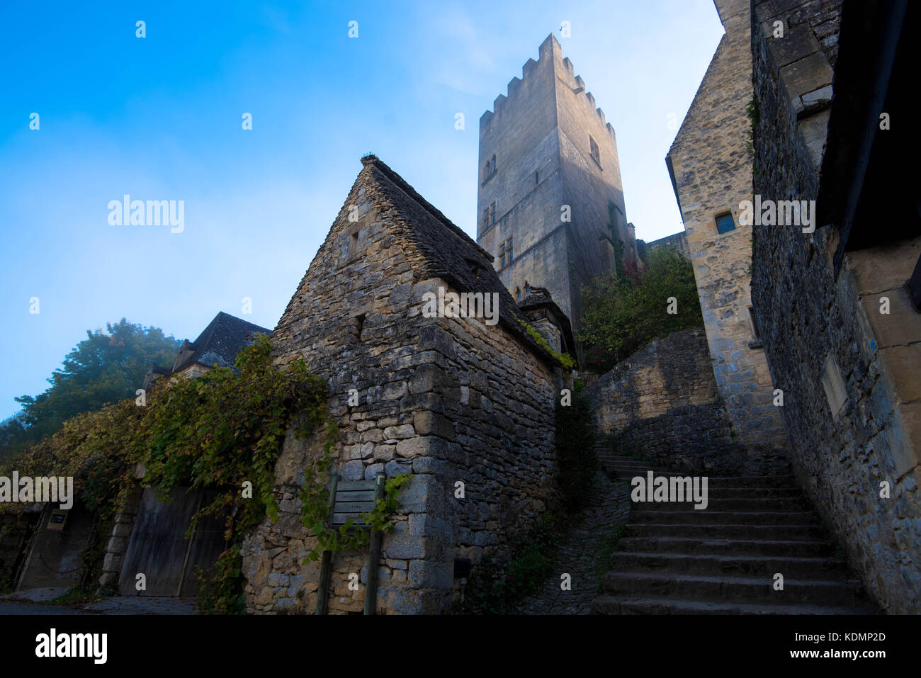 The castle of Beynac in the Dordogne Stock Photo - Alamy