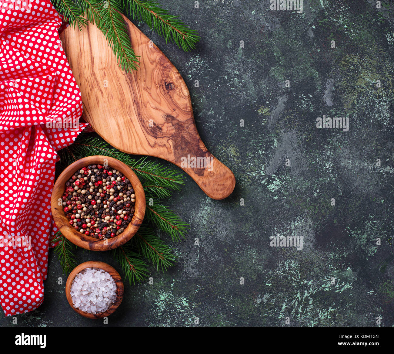 Christmas cooking background with cutting board and spices Stock Photo ...