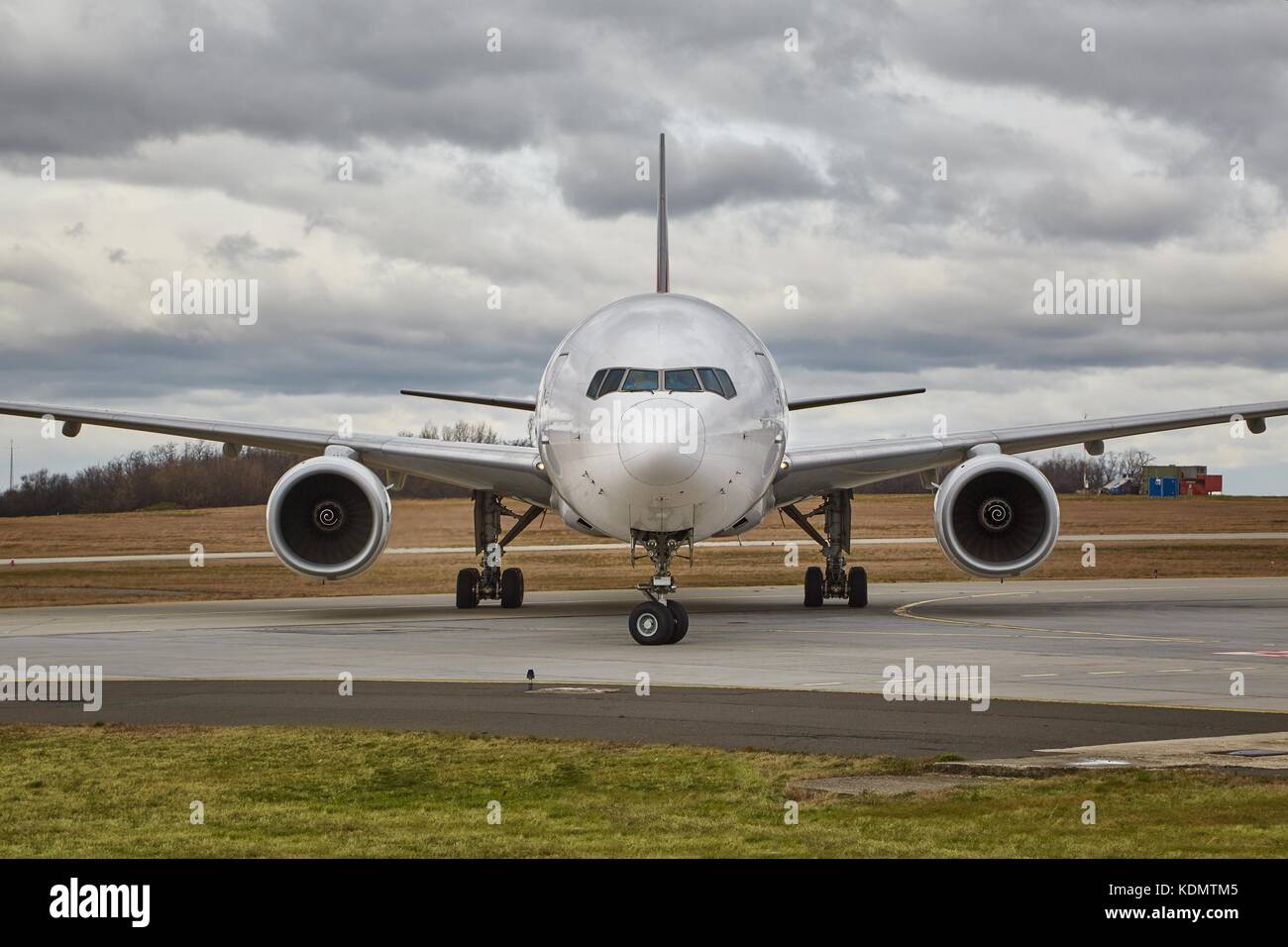 Front view airplane jet hi-res stock photography and images - Alamy