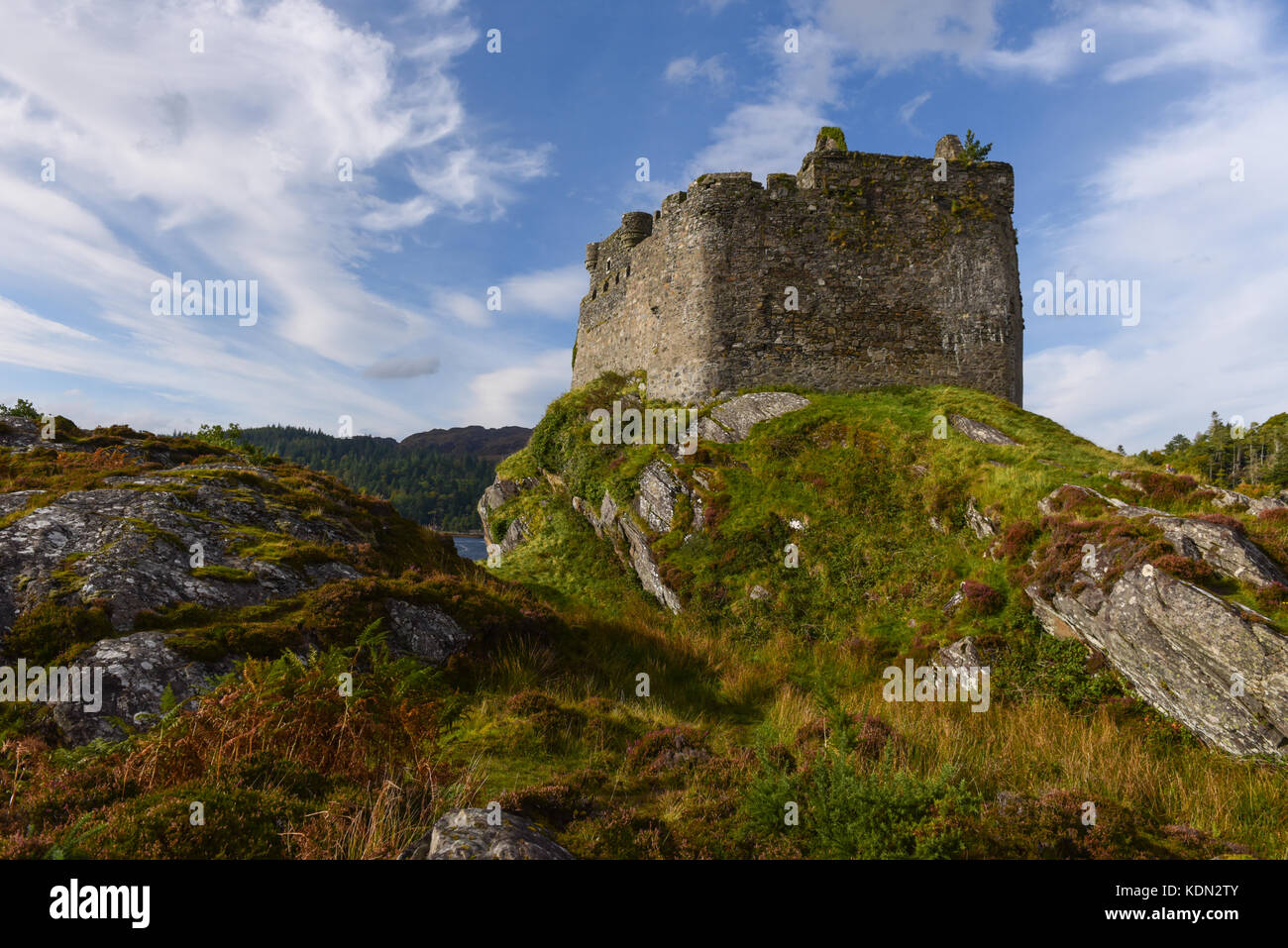 Castle tioram hi-res stock photography and images - Alamy