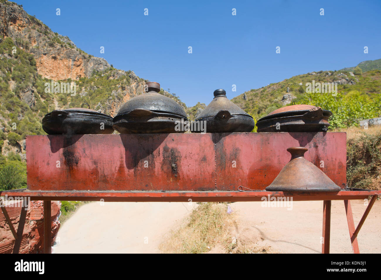 Cooking Tajine outdoors in Rif Mountains, Morocco Stock Photo - Alamy