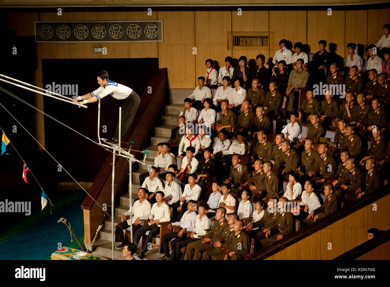 Spectateurs et acrobatie au cirque de Pyongyang le 14 octobre 2012 ...