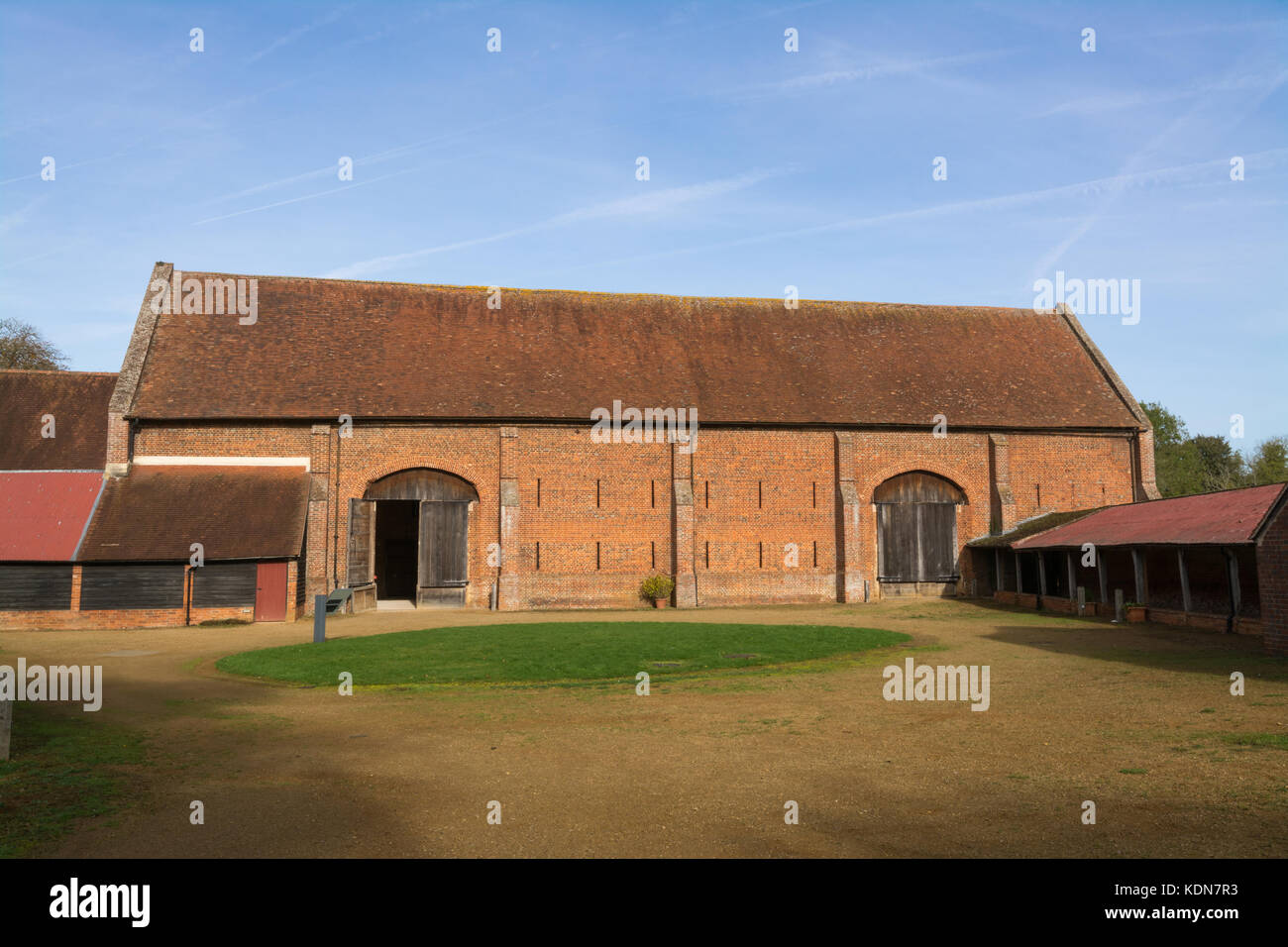 Old tithe barn hi-res stock photography and images - Alamy