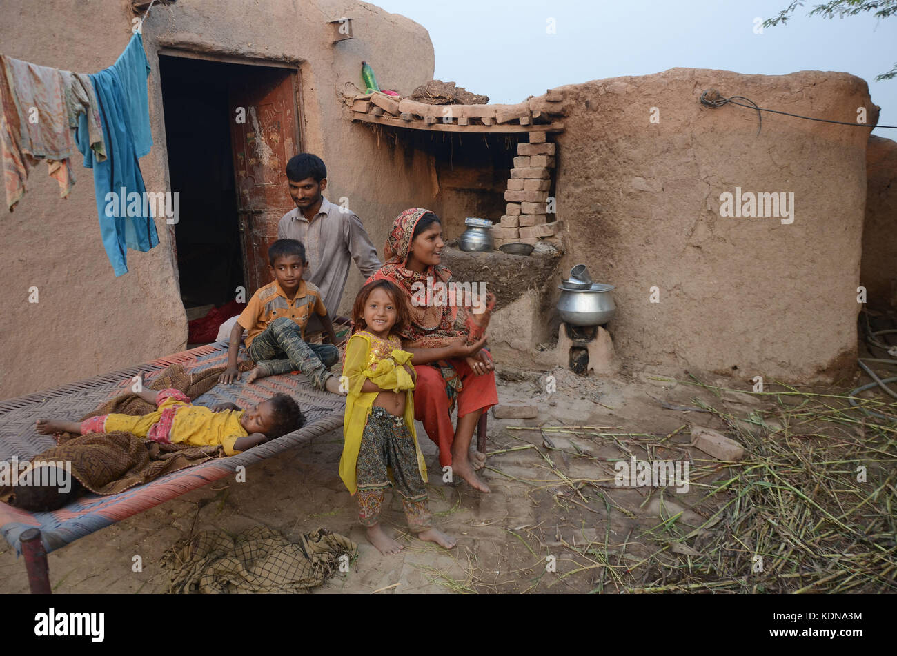 Lahore, Pakistan. 11th Oct, 2017. Pakistani villager woman busy in ...