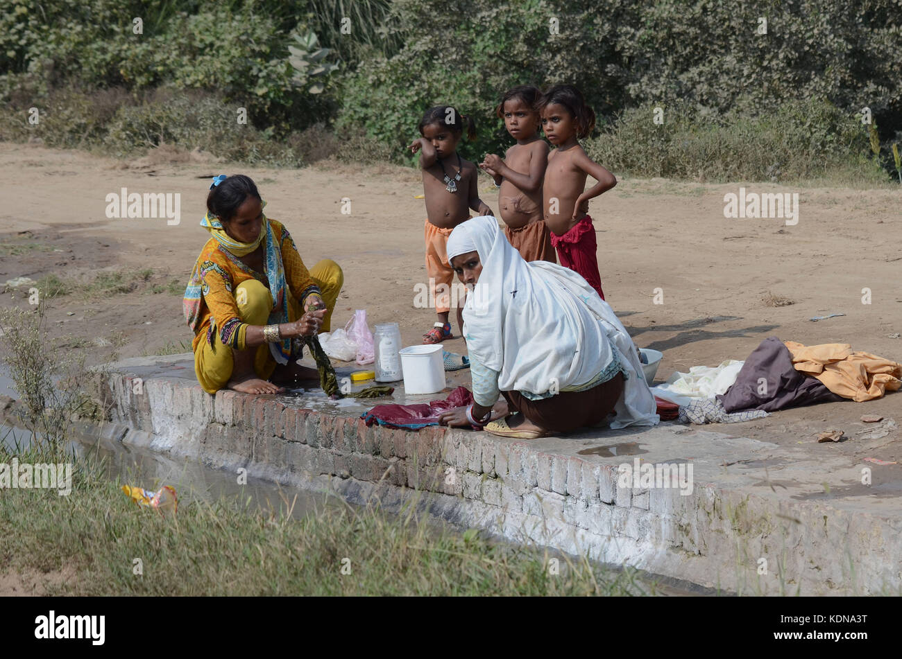 Lahore, Pakistan. 15th Oct, 2017. Pakistani villager woman busy in ...