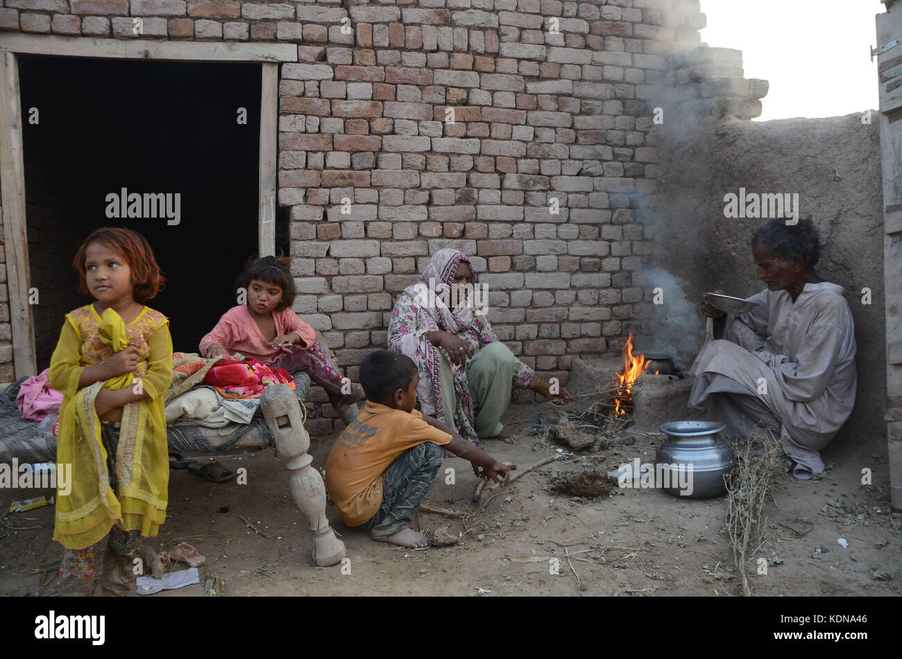 Lahore, Pakistan. 11th Oct, 2017. Pakistani villager woman busy in ...