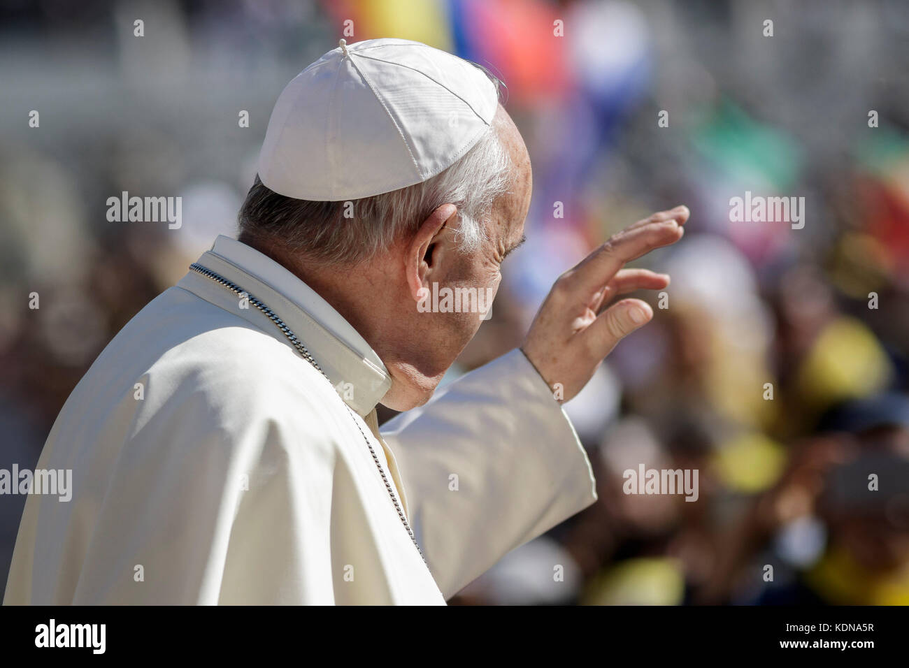 Vatican City, Vatican. 14th Oct, 2017. Pope Francis attends an audience ...