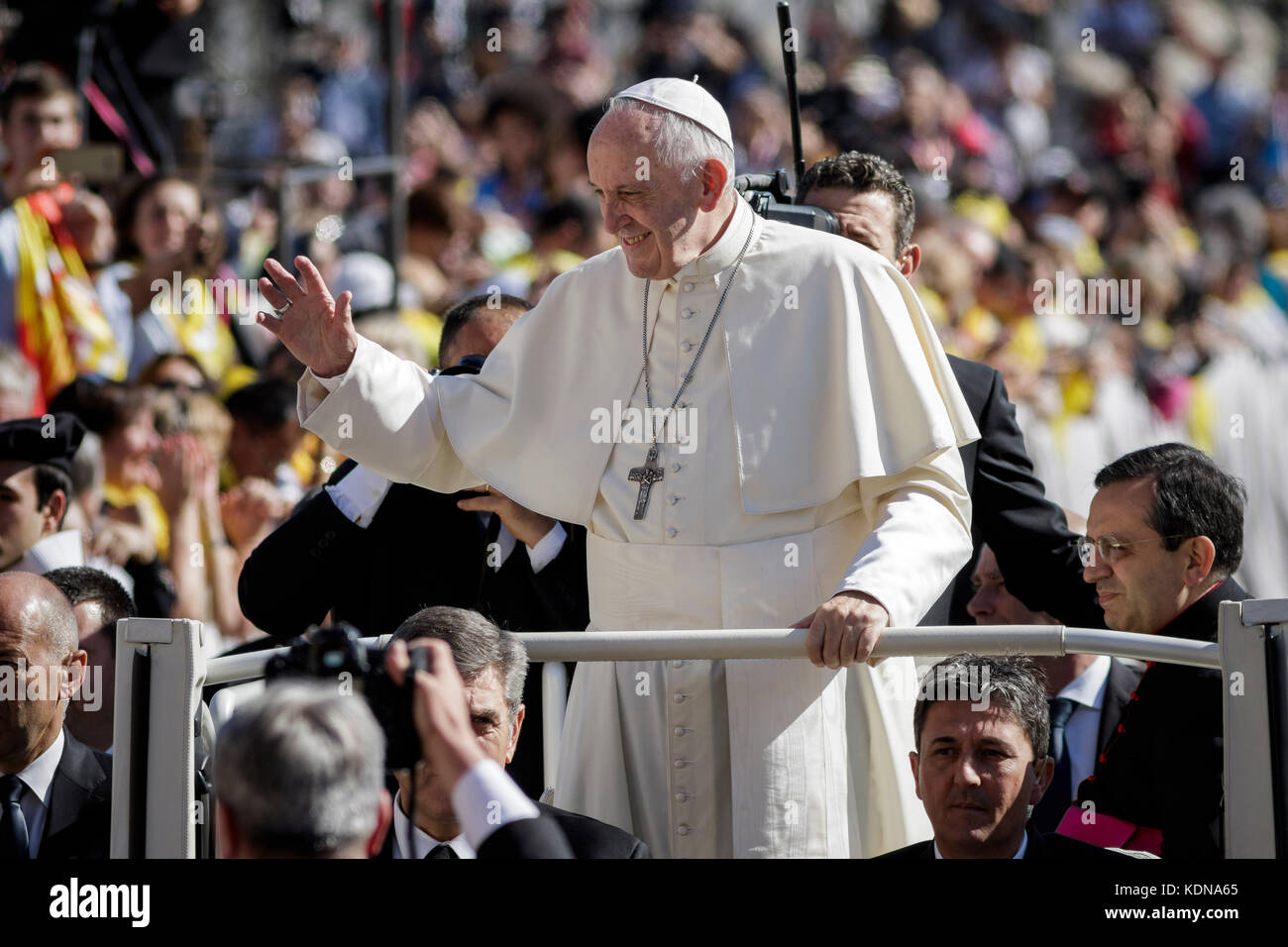 Vatican City, Vatican. 14th Oct, 2017. Pope Francis attends an audience ...