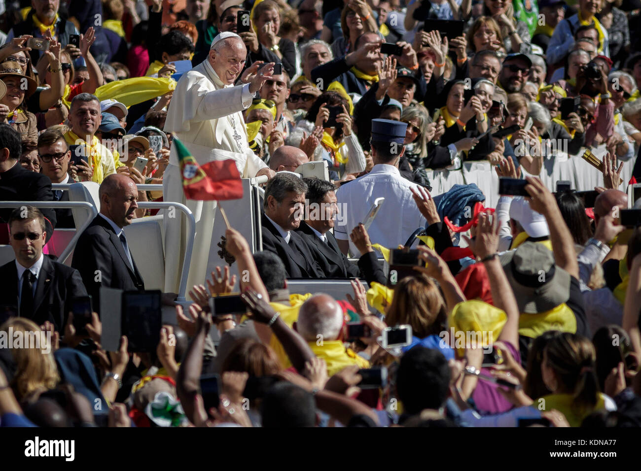 Vatican City, Vatican. 14th Oct, 2017. Pope Francis attends an audience ...
