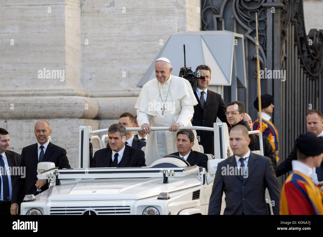Vatican City, Vatican. 14th Oct, 2017. Pope Francis attends an audience ...
