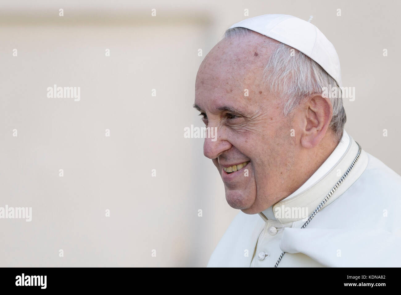 Vatican City, Vatican. 14th Oct, 2017. Pope Francis attends an audience ...