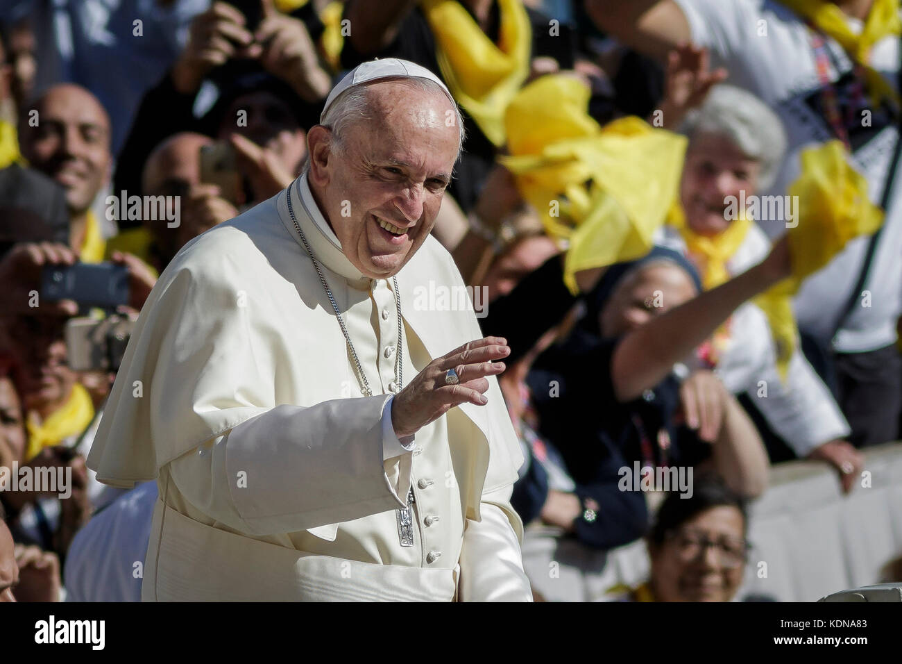 Vatican City, Vatican. 14th Oct, 2017. Pope Francis attends an audience ...