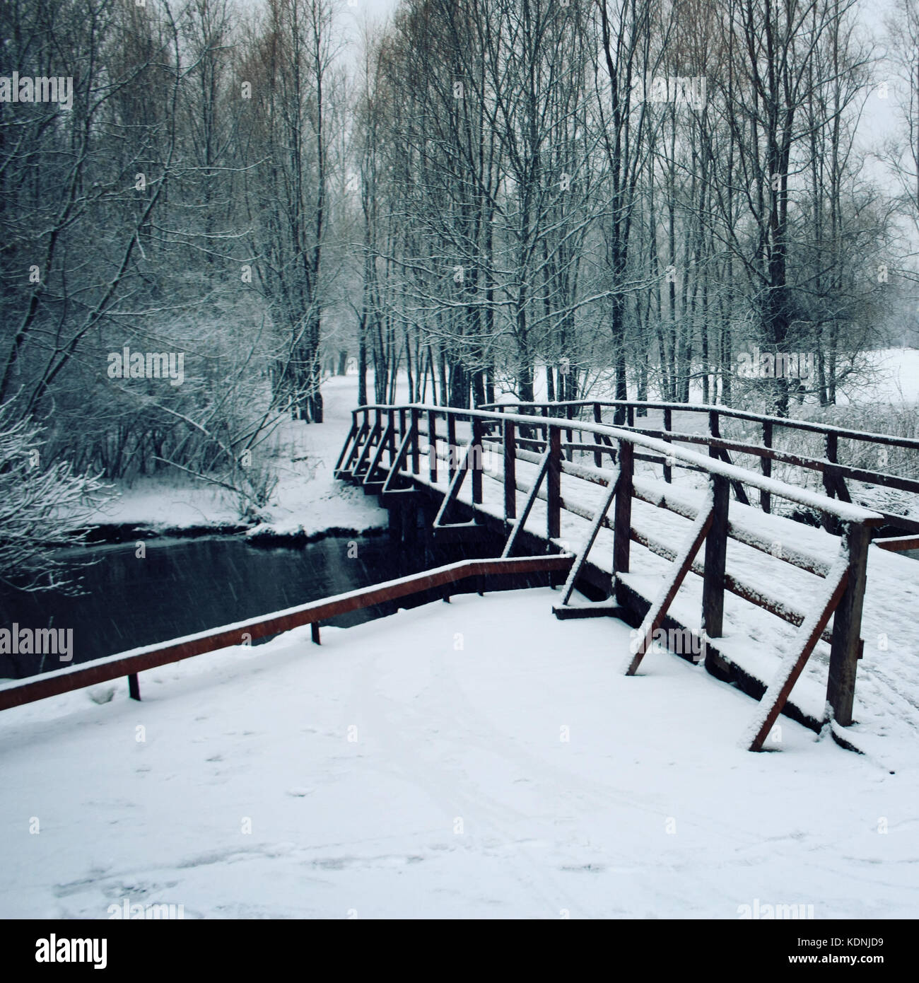Snowfall and bridge hi-res stock photography and images - Alamy