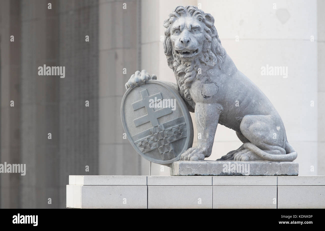 Temporary return of the Menin Gate Lions with shield in Ypres Stock ...