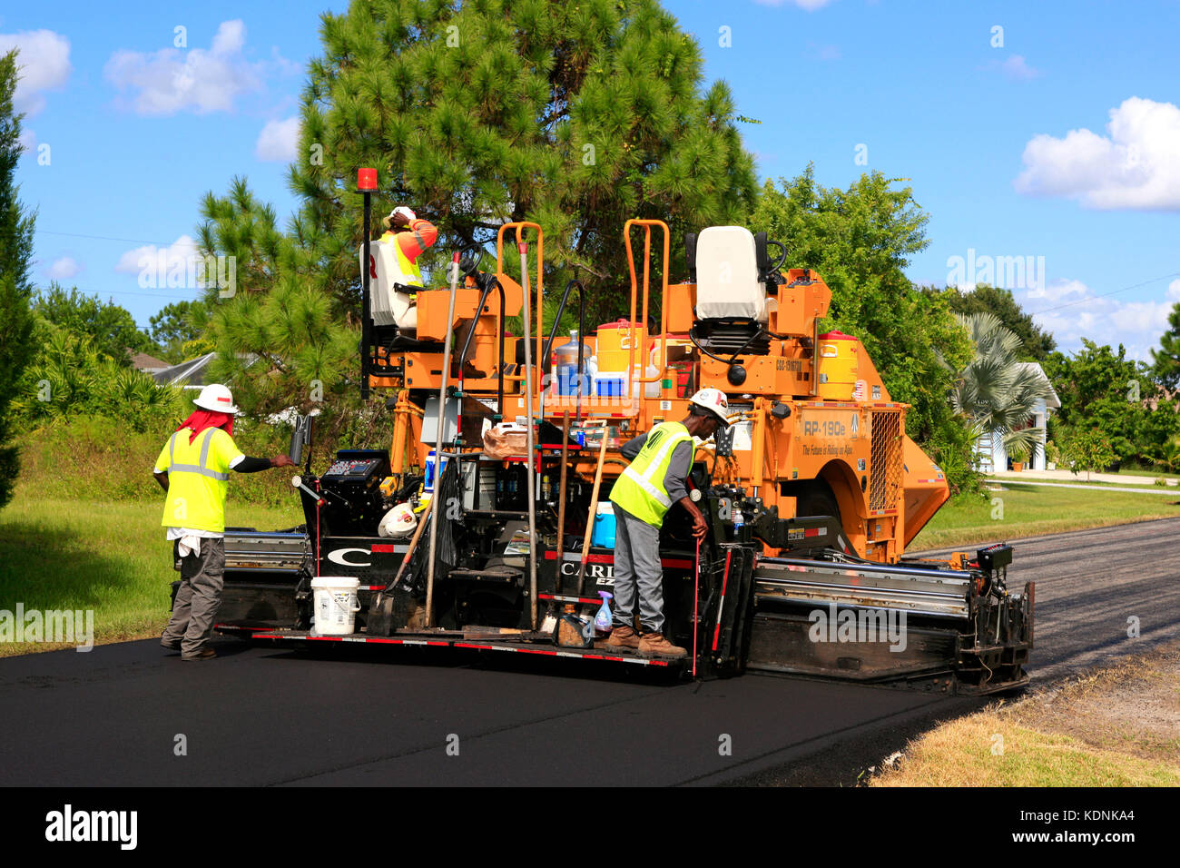 24m Width Bitumen Paver RP2405t Concrete Asphalt Paver High, 04/26/2024