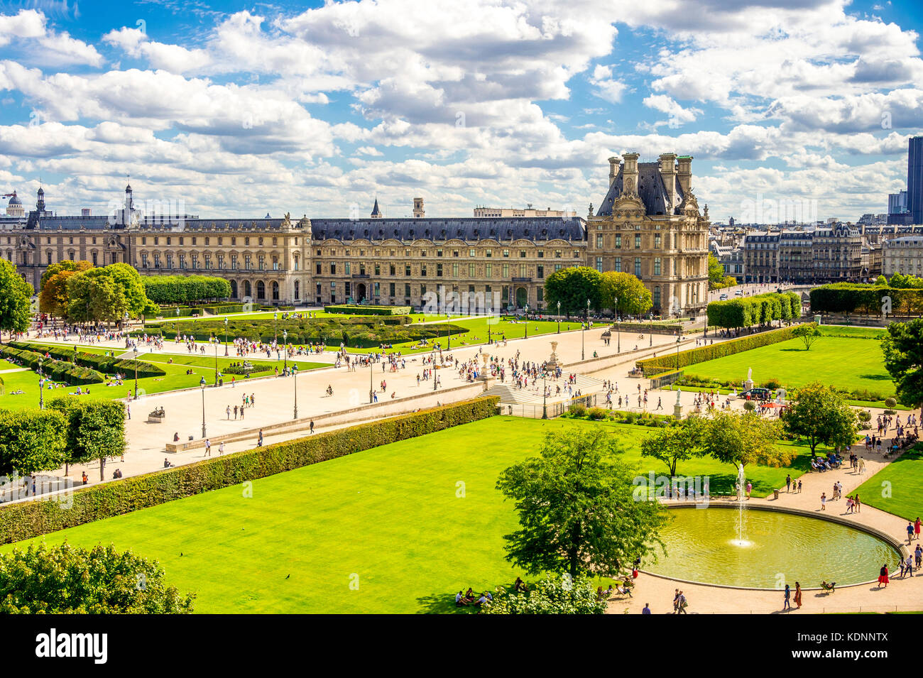 The Louvre provides the backdrop of the famous and beautiful Jardin des ...