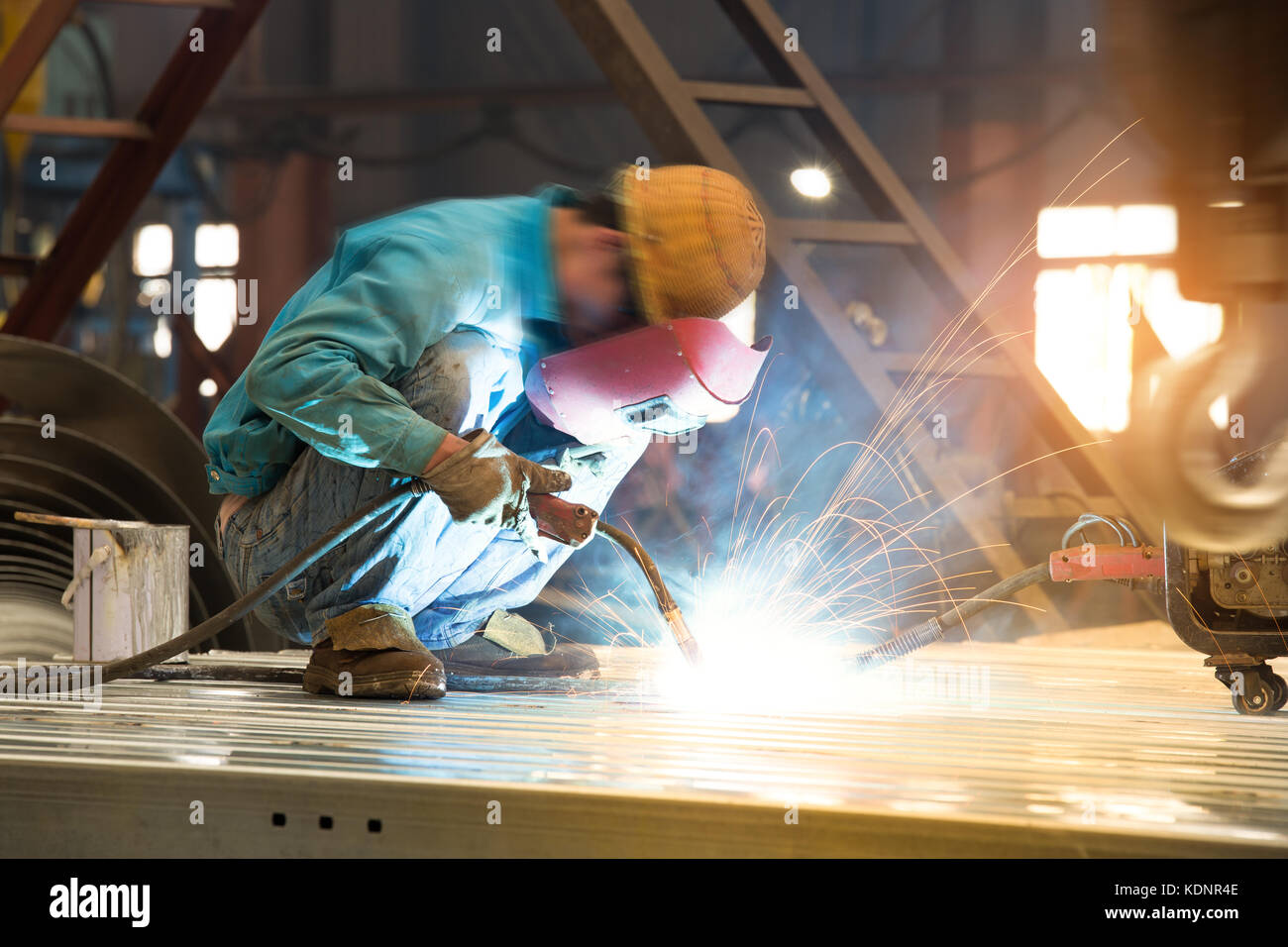 Worker welding the steel structure Stock Photo - Alamy