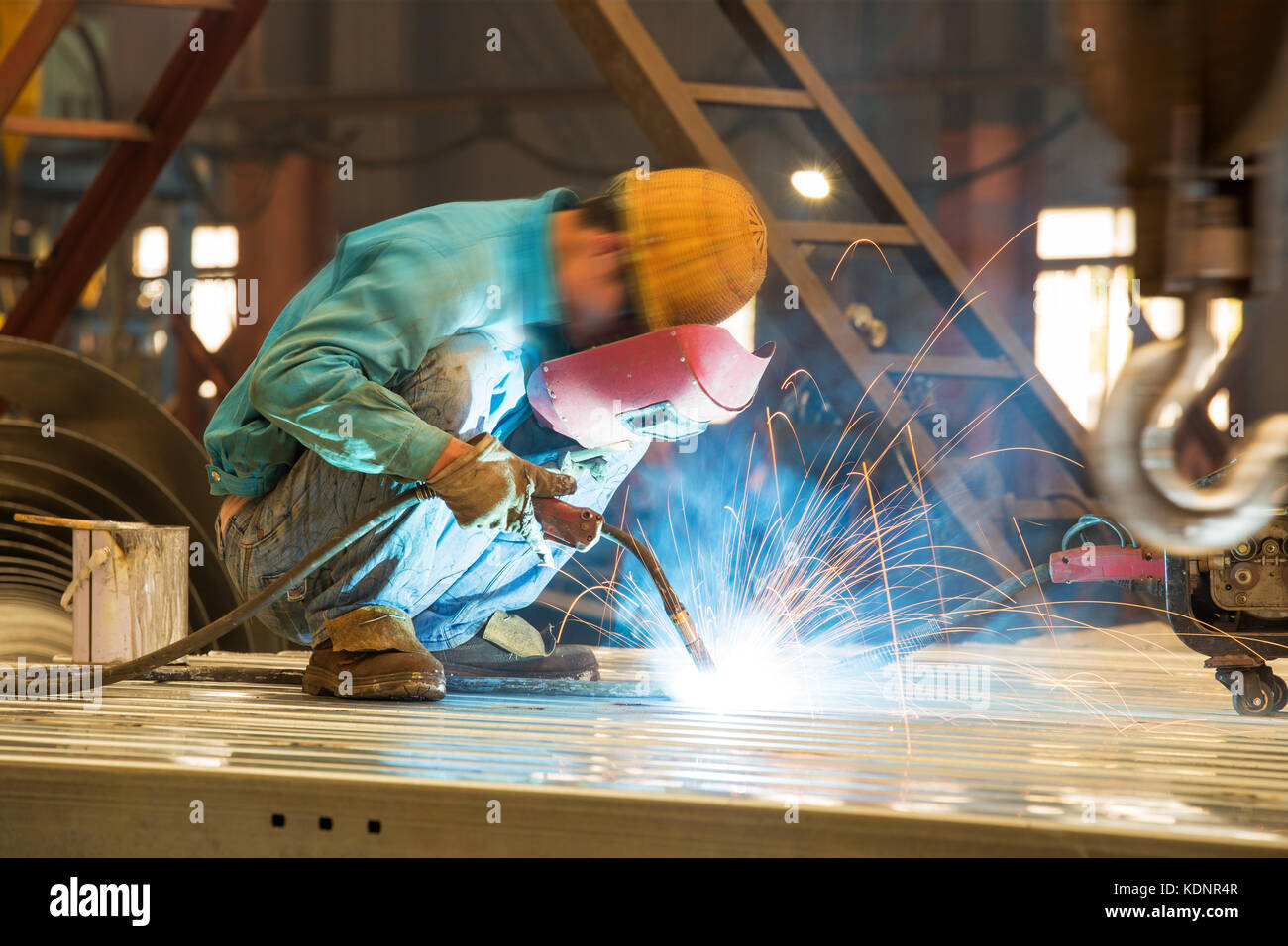 Worker welding the steel structure Stock Photo - Alamy