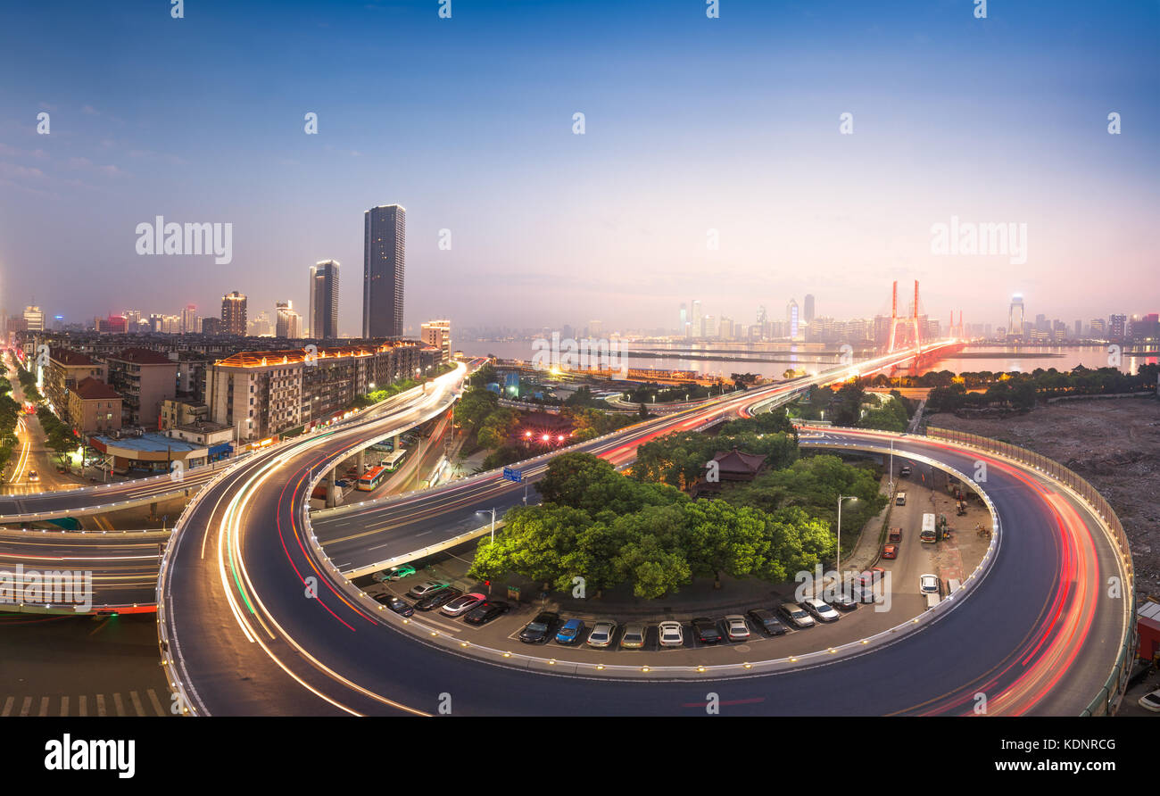 City overpass hi-res stock photography and images - Alamy