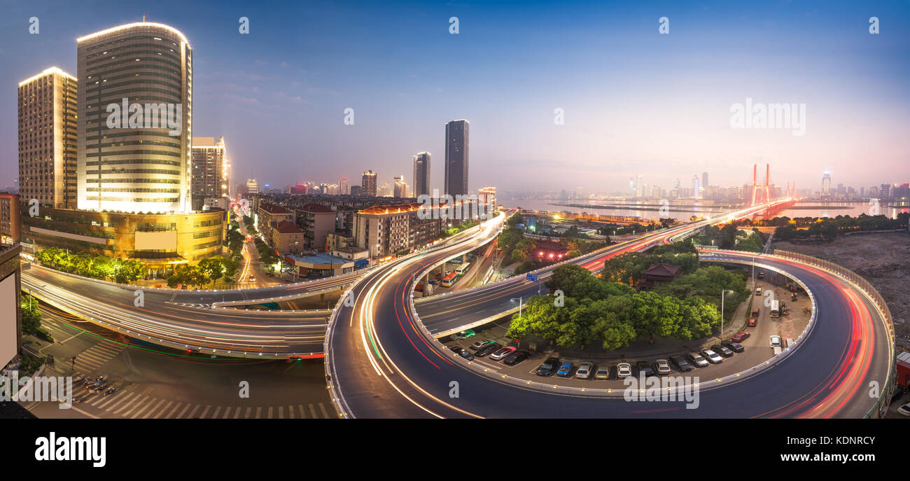 City overpass hi-res stock photography and images - Alamy