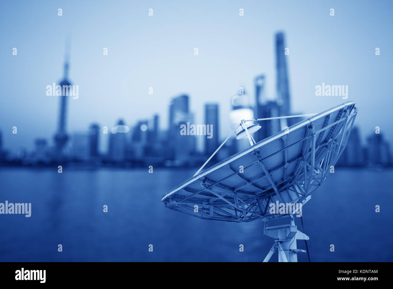 Parabolic reflector antenna hi-res stock photography and images - Alamy