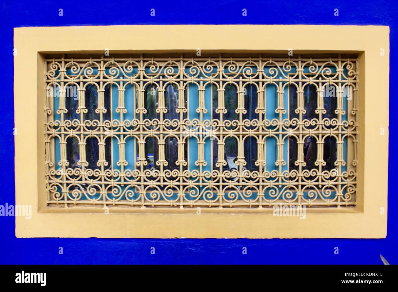 Arabesque window hi-res stock photography and images - Alamy