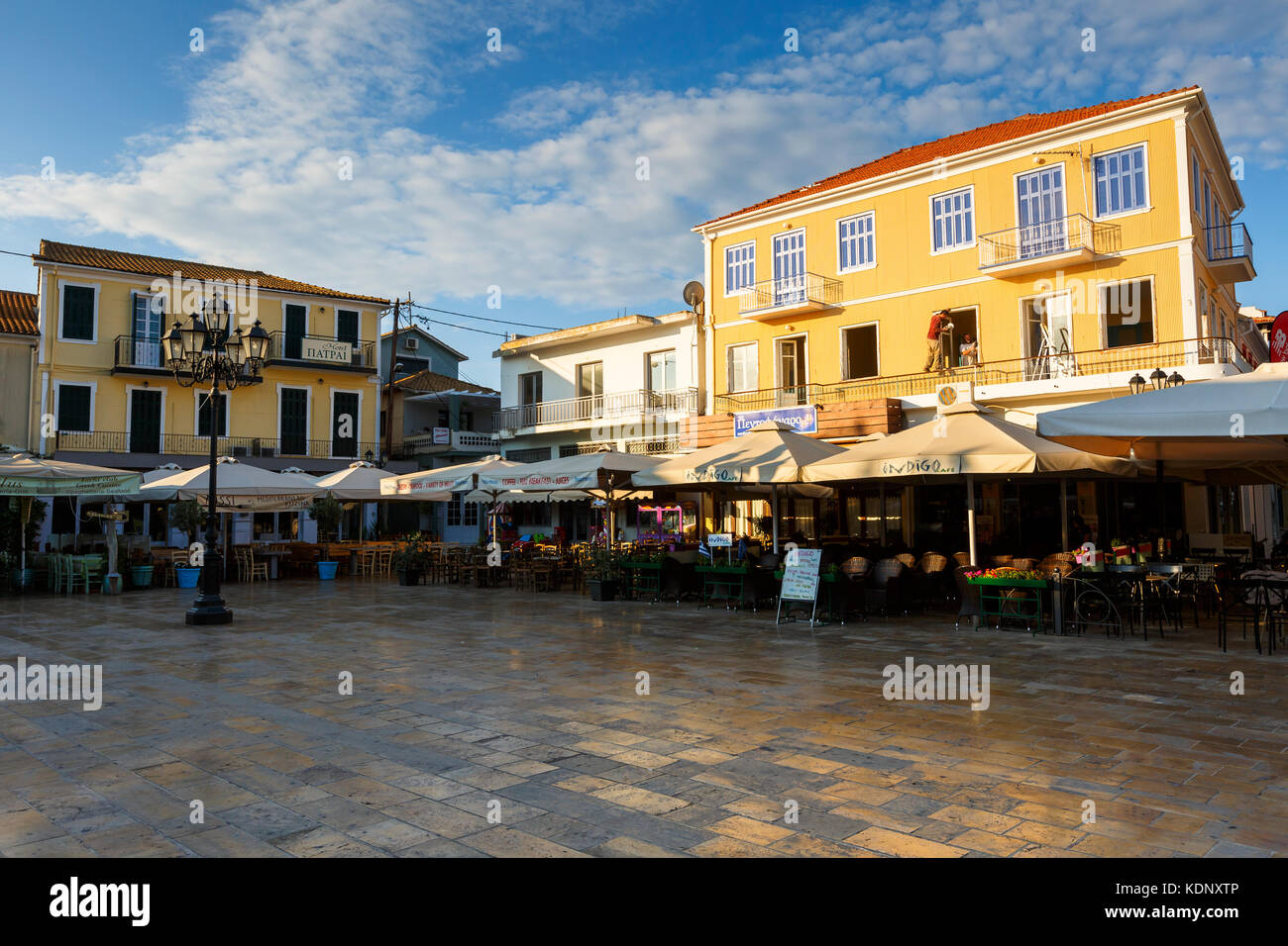 Coffee shops and restaurants in the main square of Lefkada town, Greece ...