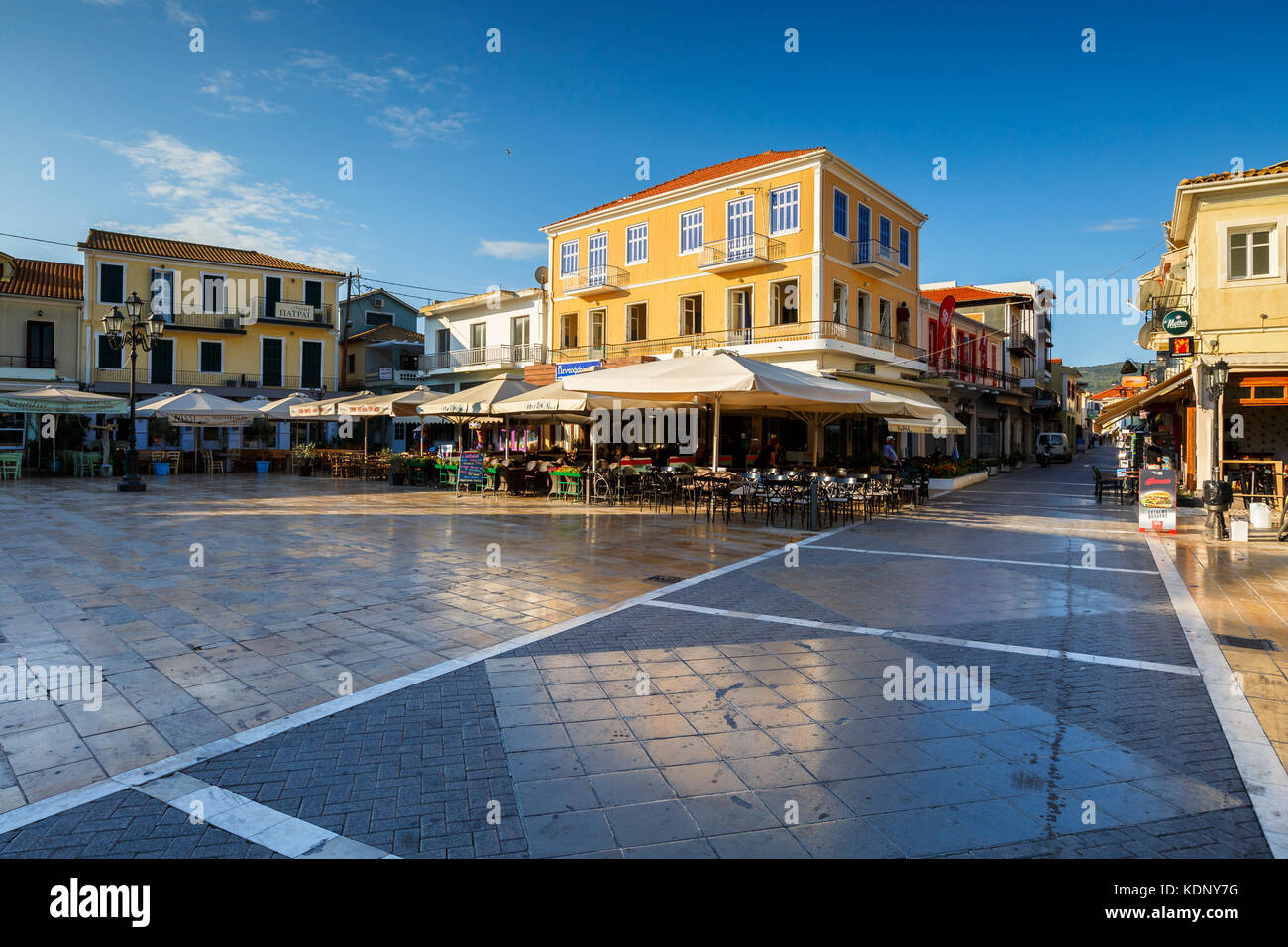 Coffee shops and restaurants in the main square of Lefkada town, Greece ...