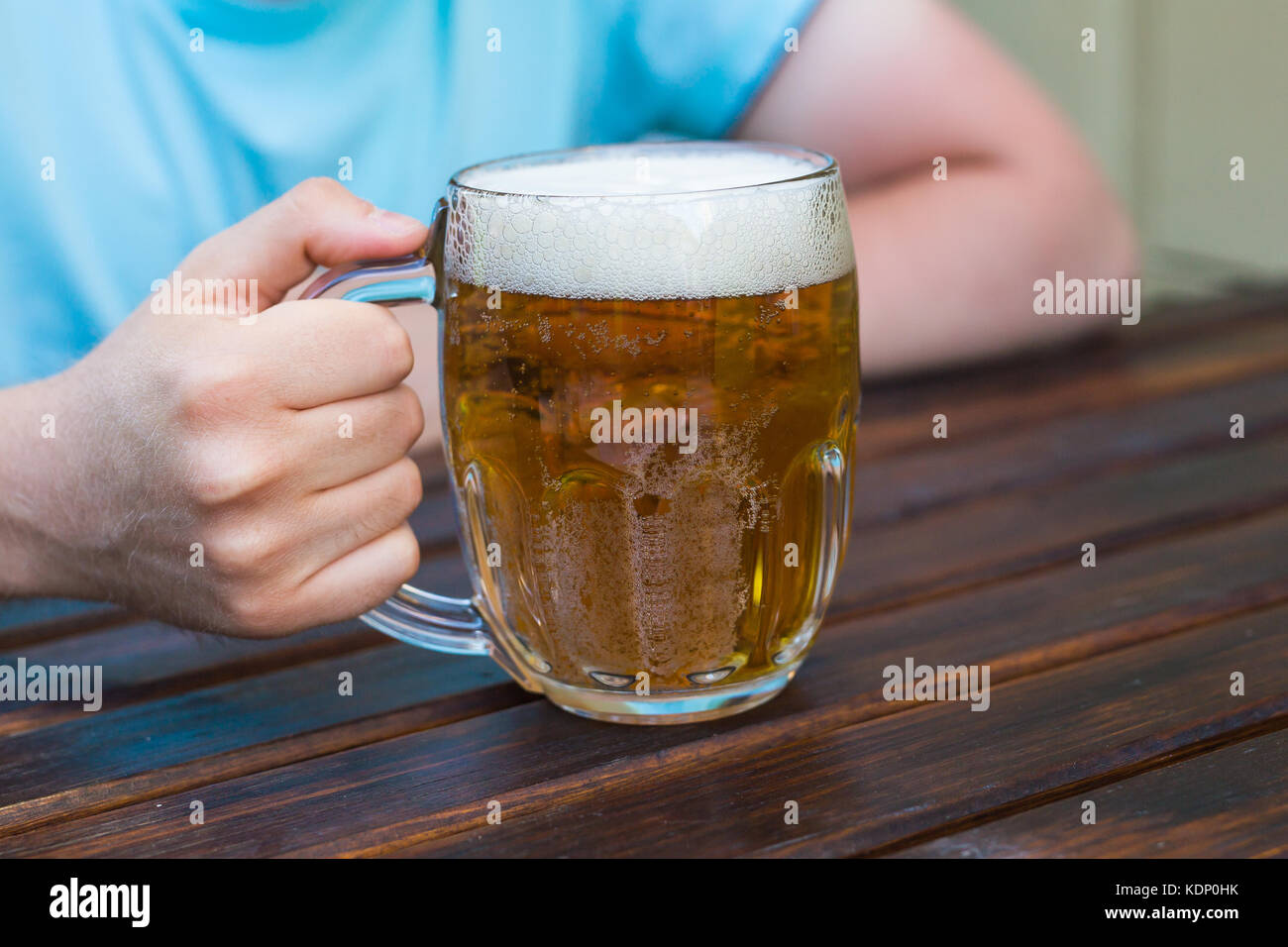 Hand holding pint hi-res stock photography and images - Alamy