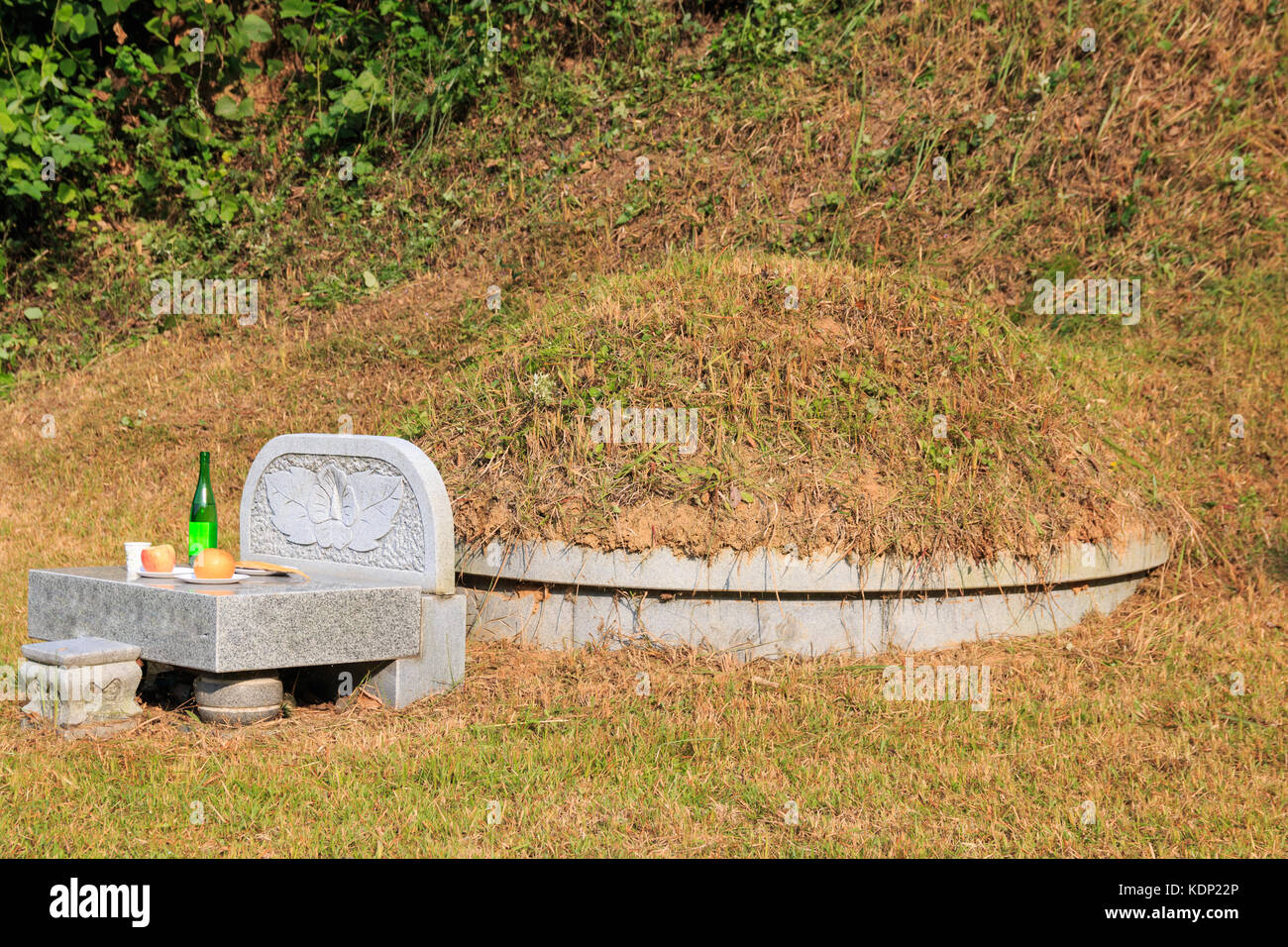 Korean altar hi-res stock photography and images - Alamy